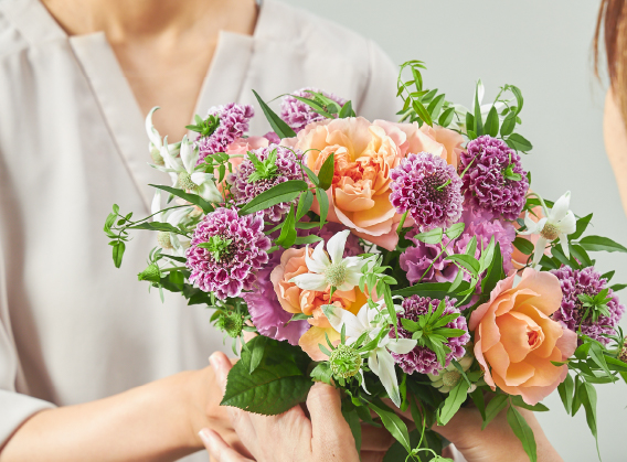 2WEEK FLOWERS 2週間に1回のお花で日々の生活に彩りと潤いを ｜花・花束・フラワーギフトの青山フラワーマーケット｜お花の定期便 ...